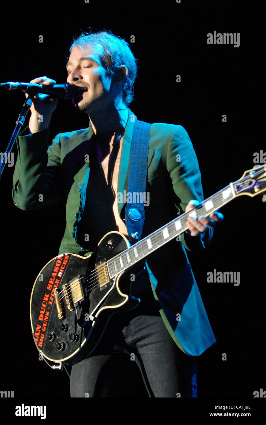 Dec. 4, 2007 - Norfolk, Virginia, USA - Singer / Guitarist DANIEL JOHNS ...
