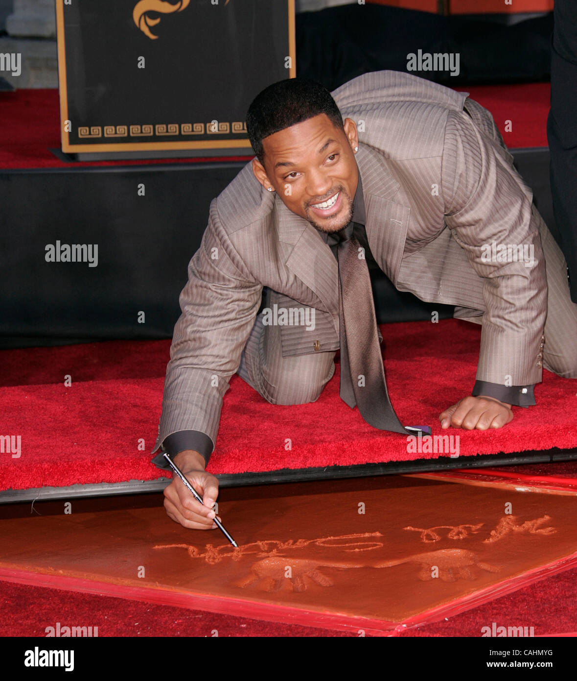 Dec 10, 2007 - Hollywood, California, USA - Actor WILL SMITH get his ...