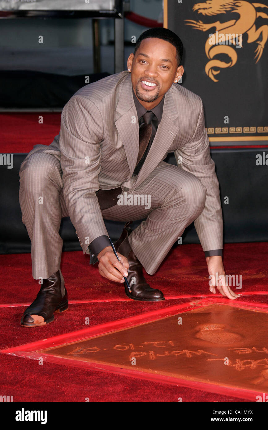 Dec 10, 2007 - Hollywood, California, USA - Actor WILL SMITH get his ...