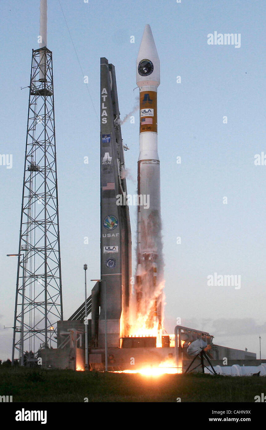 A atlas 5 rocket lifts off with a U.S. National Reconnaissance ...