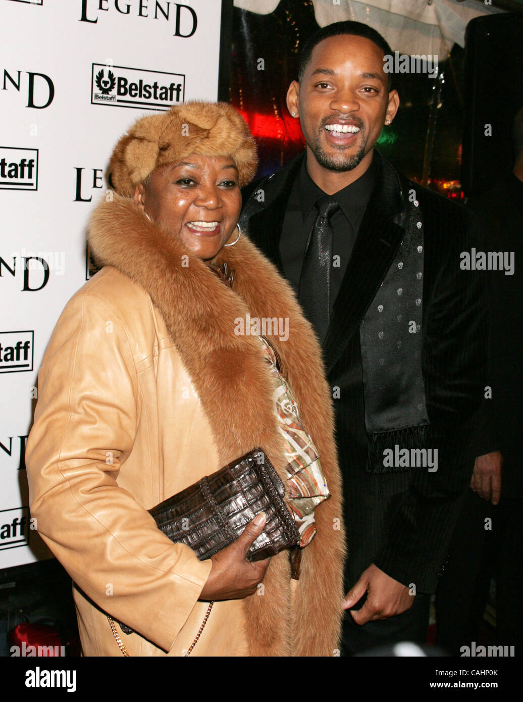 Will i am mother hi-res stock photography and images - Alamy