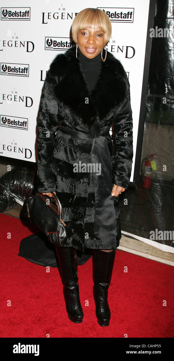 Dec 11, 2007 - New York, NY, USA - Singer MARY J. BLIGE at the New York ...