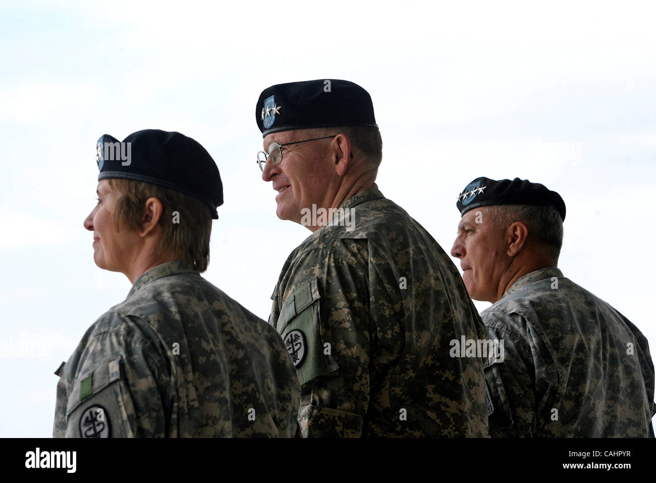 Metro New Army sugrgeon general Lt. Gen Eric B. Schoomaker (center ...