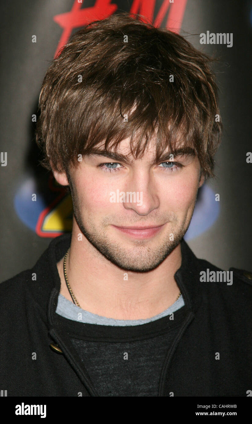 Dec 14, 2007 - New York, NY, USA - CHACE CRAWFORD poses for photos in ...