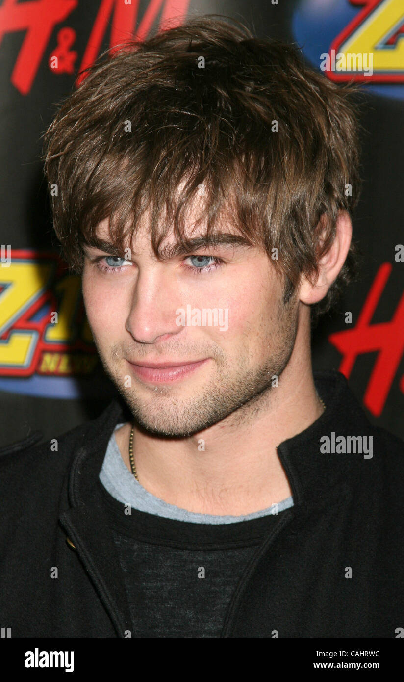 Dec 14, 2007 - New York, NY, USA - CHACE CRAWFORD poses for photos in ...