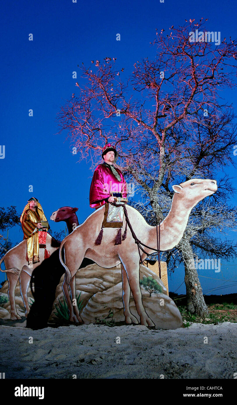 Metro John Smetzer (center) and Gary Matthys (left) represent kings ...