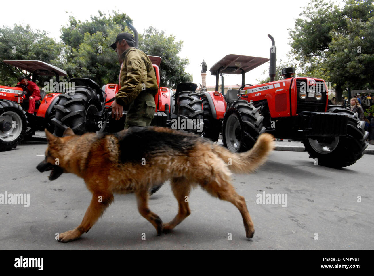 Dec 17, 2007 - La Paz, Bolivia - Bolivian Police Bomb Squad check the ...