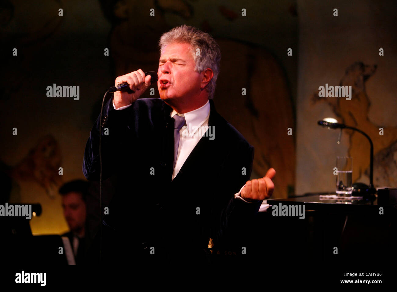 Steve tyrell hi-res stock photography and images - Alamy