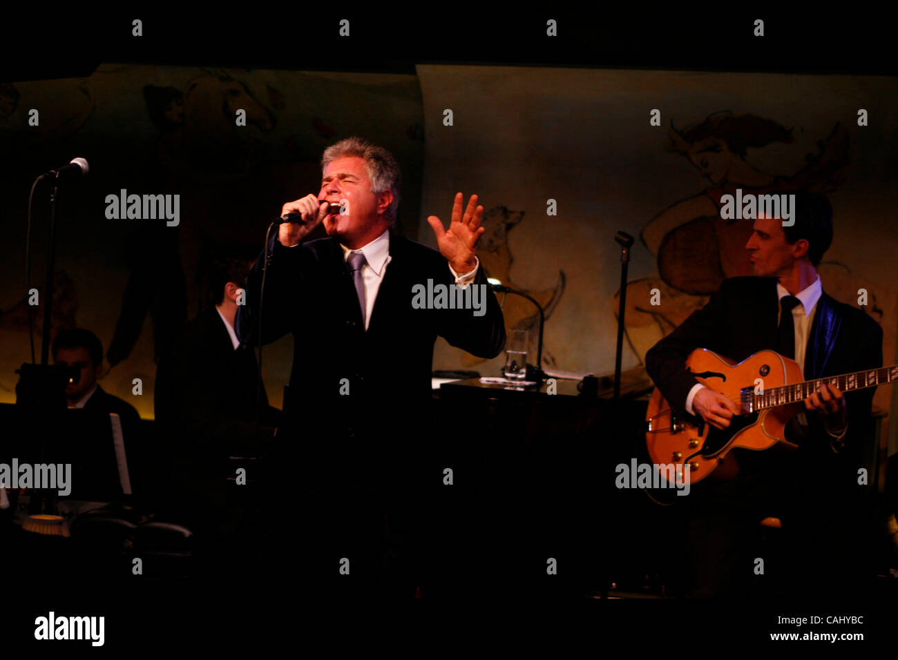 Steve tyrell hi-res stock photography and images - Alamy