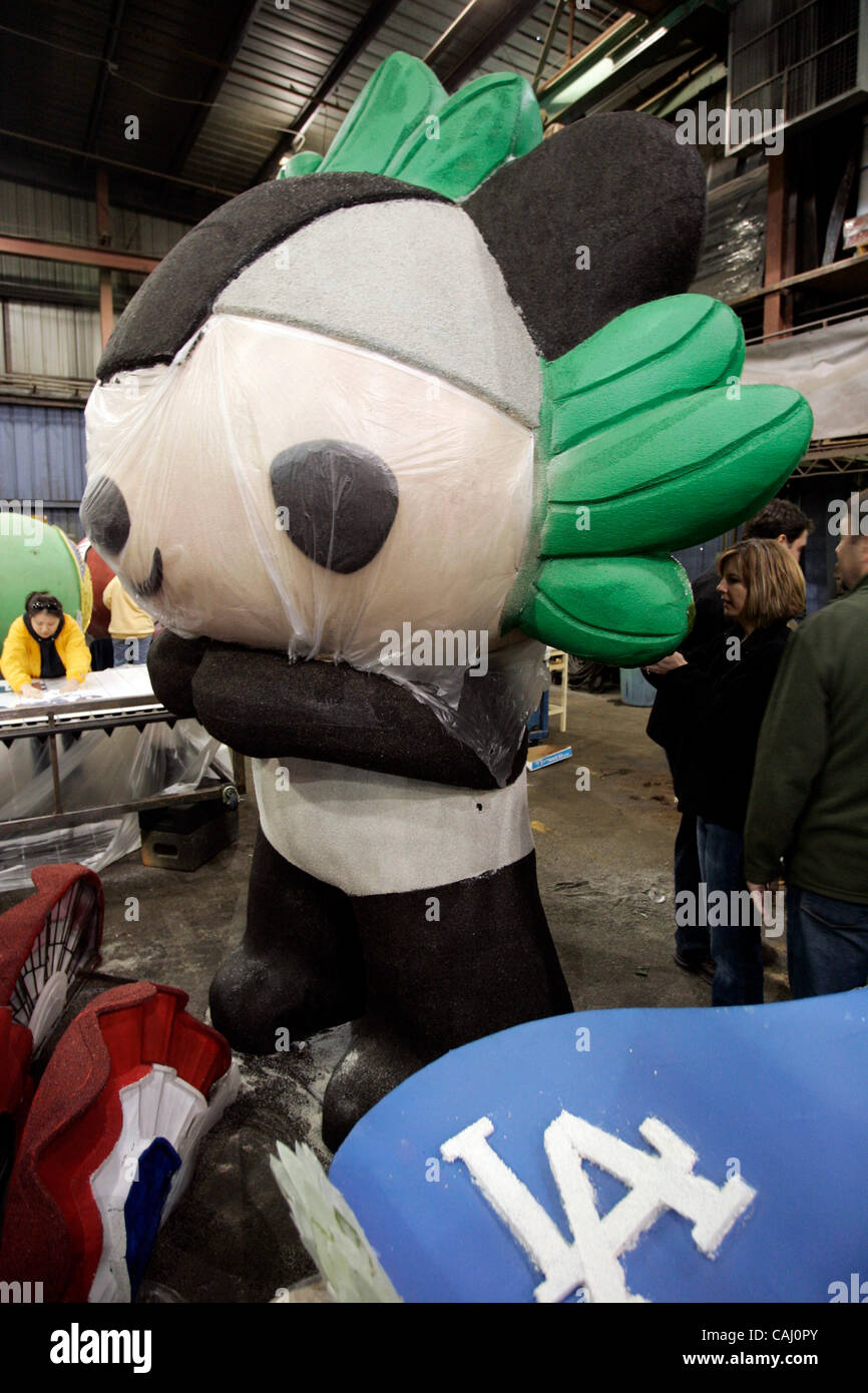 Dec 29, 2007 - AZUSA , CA, USA - Olympic themed float showing the five ...
