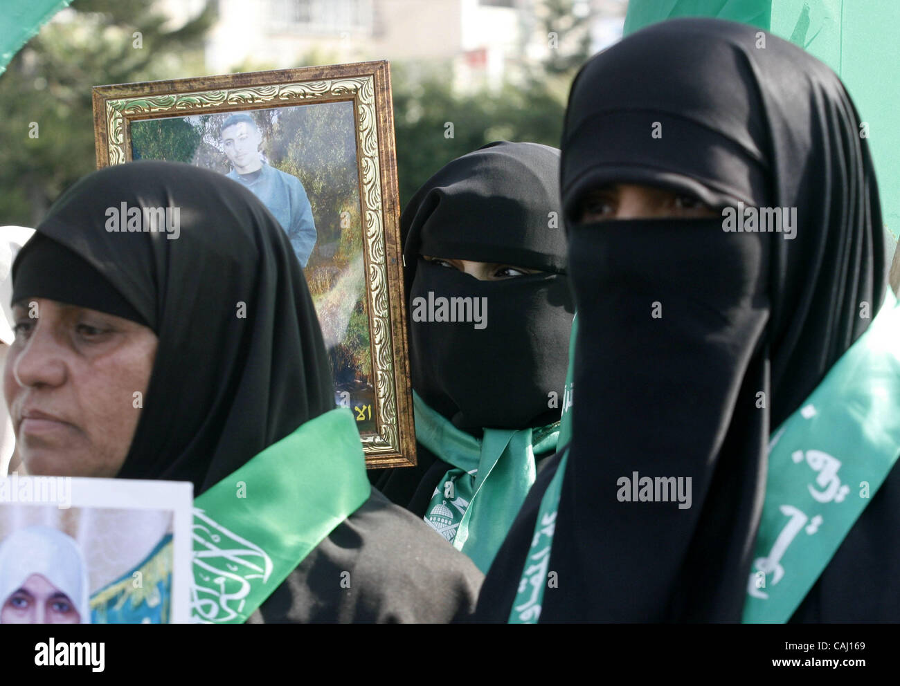 Dec 31, 2007 - Gaza City, Gaza Strip - Palestinian women hold pictures ...