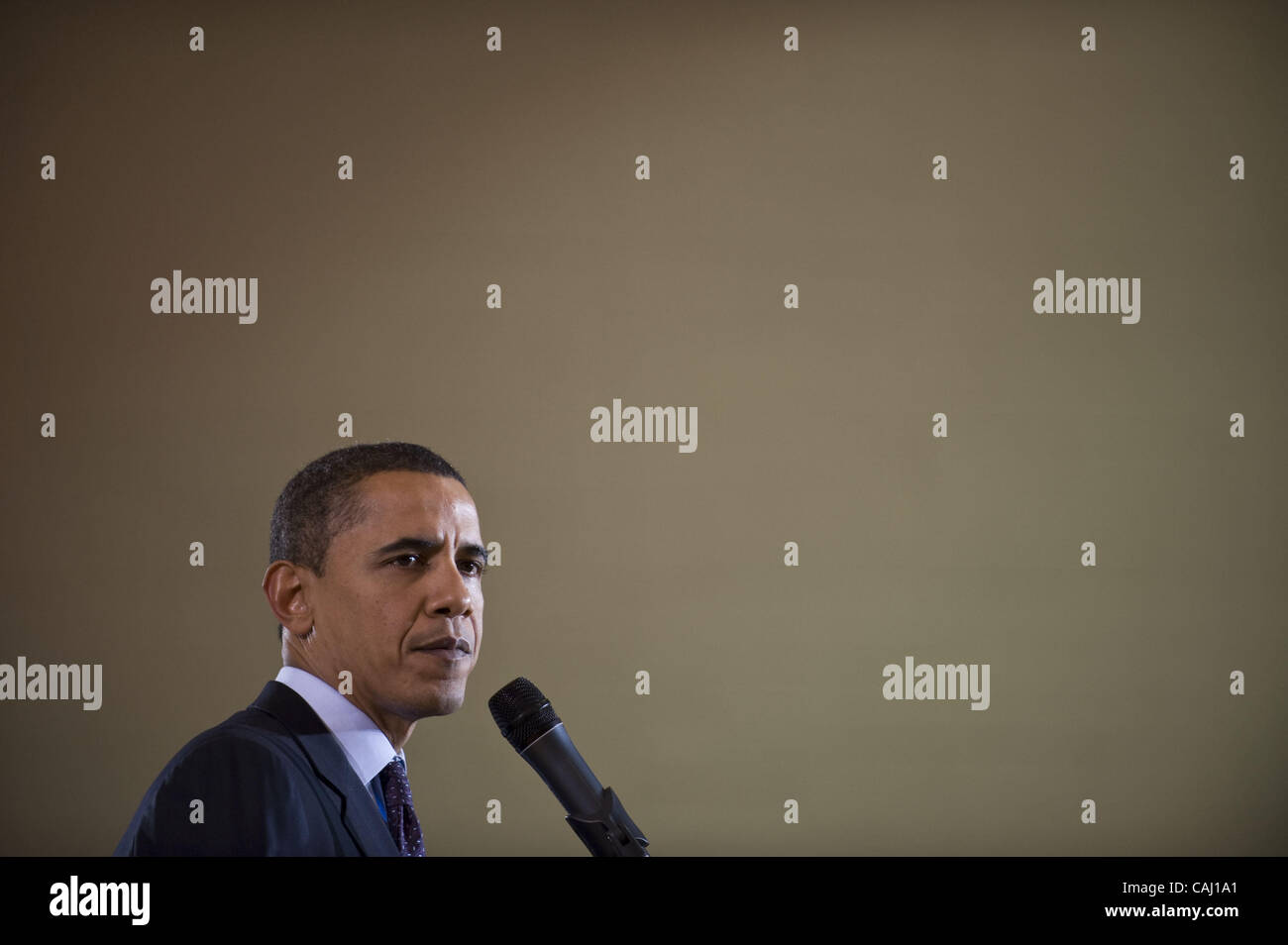 Jan 3, 2005 - IOWA, USA - Cheered by a roaring crowd, Sen. Barack Obama ...