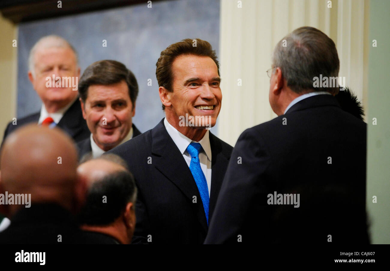 Governor Arnold Schwarzenegger shakes the hand of State Treasurer Bill ...