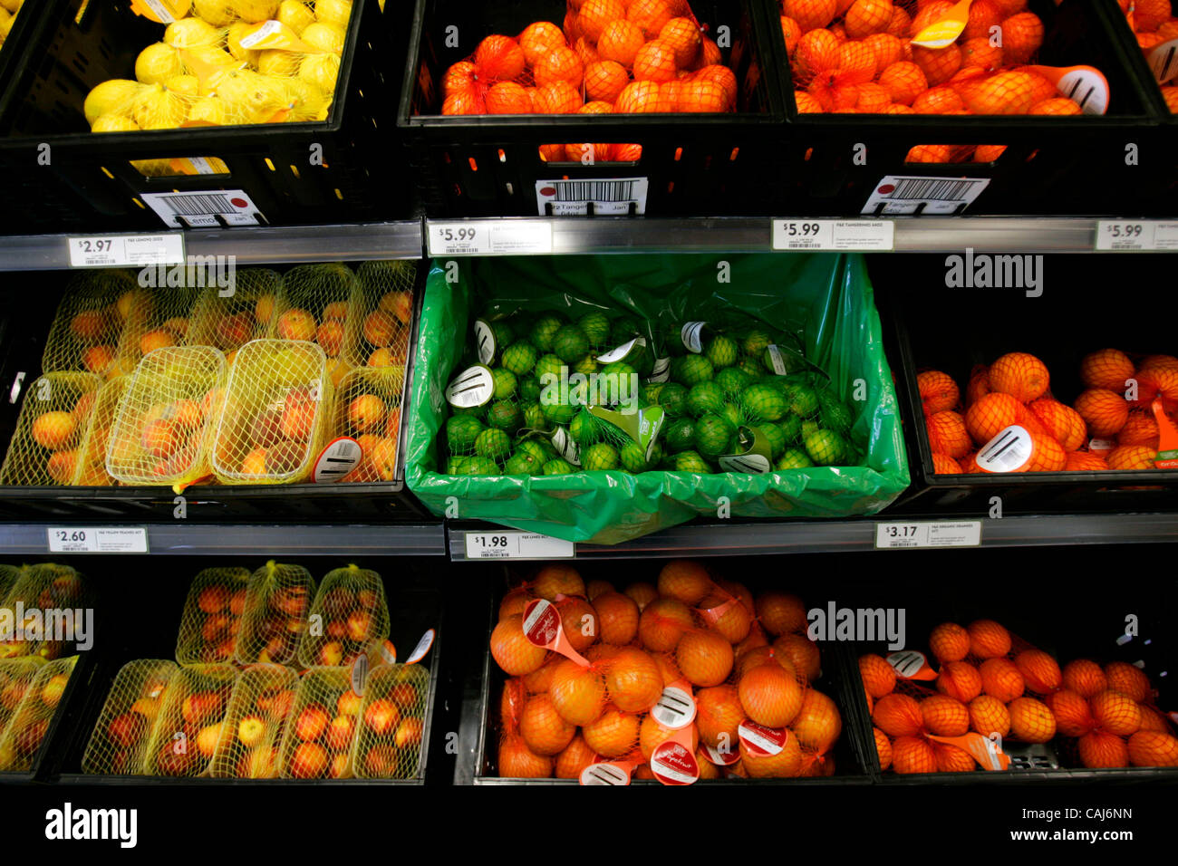 Fresh and easy grocery store hi-res stock photography and images - Alamy