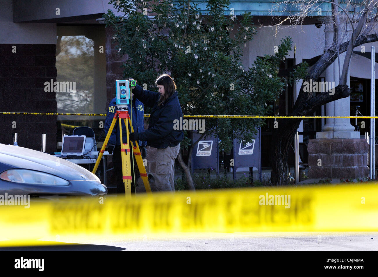 Jan. 11, 2011 - Tucson, Arizona, USA - An FBI agent investigates the ...