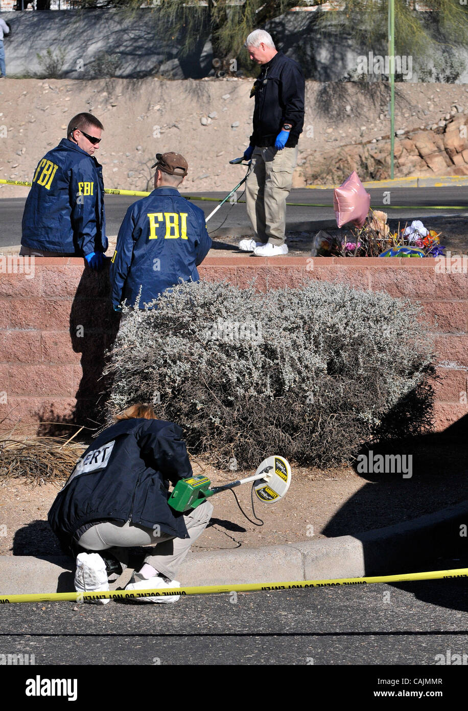 Jan. 11, 2011 - Tucson, Arizona, USA - FBI agents investigate the crime ...