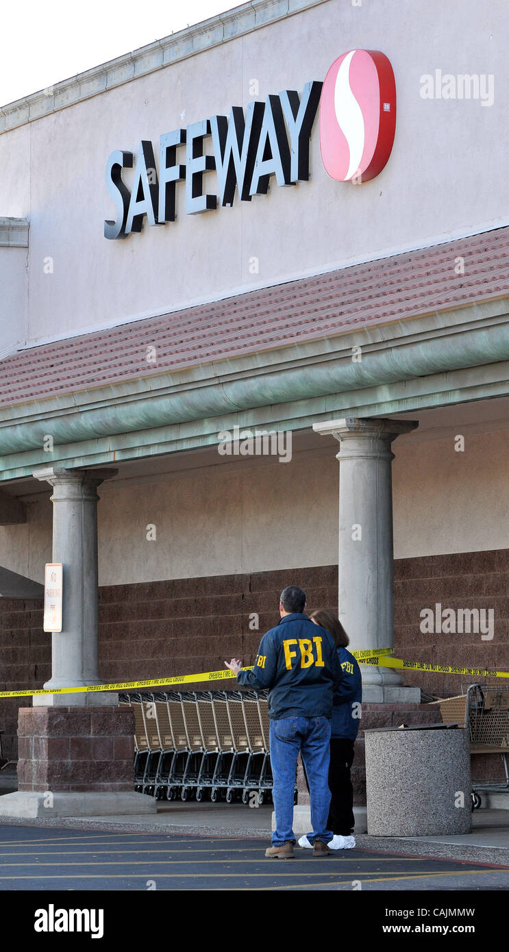 Jan. 11, 2011 - Tucson, Arizona, USA - FBI agents investigate the crime ...