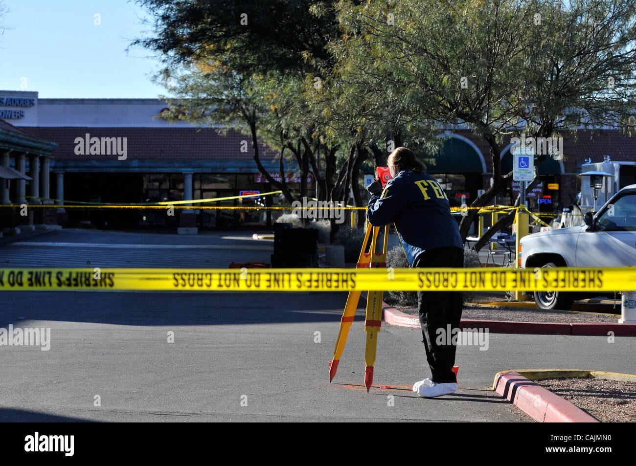 Jan. 11, 2011 - Tucson, Arizona, USA - An FBI agent investigates the ...