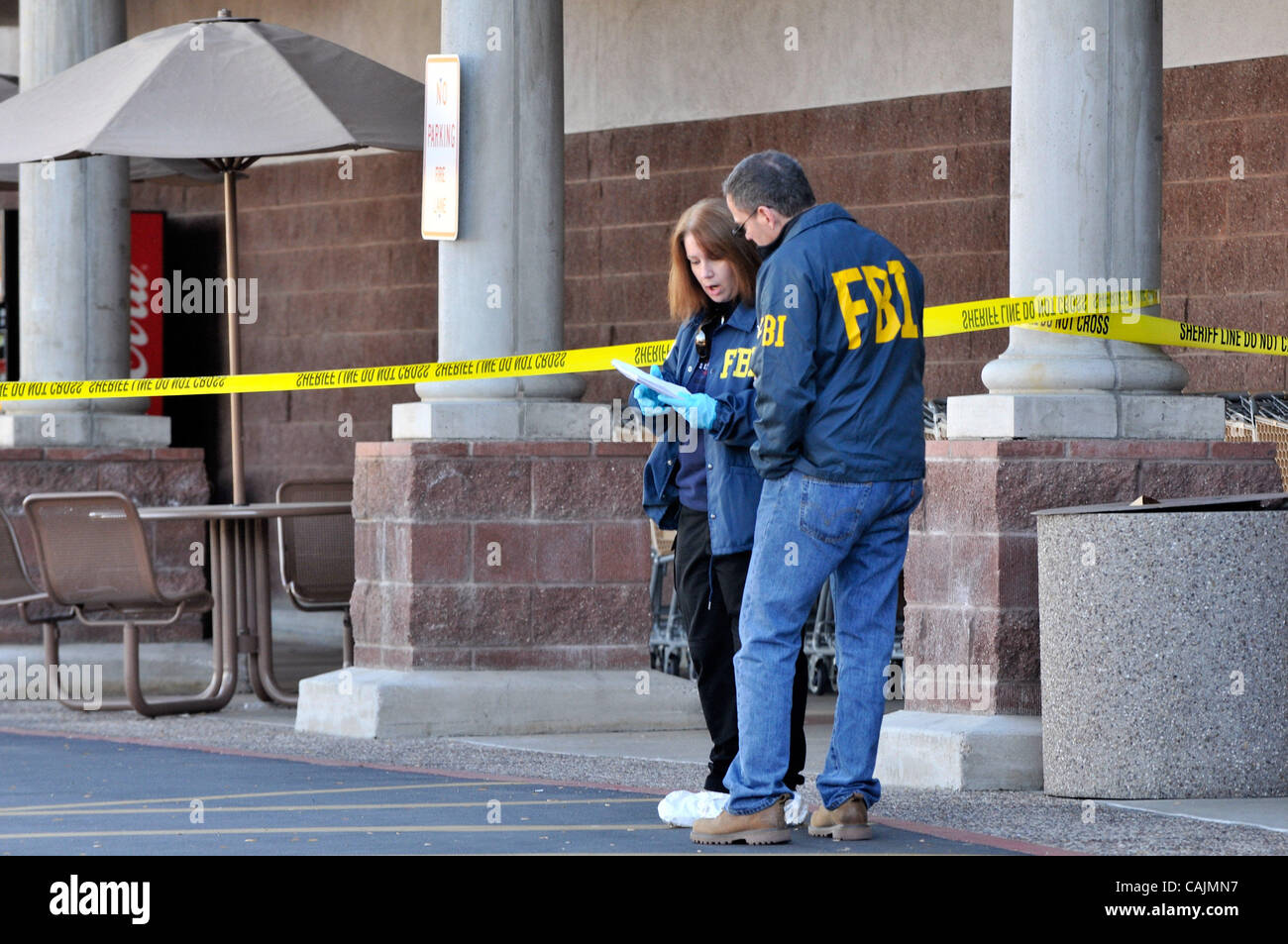 Jan. 11, 2011 - Tucson, Arizona, USA - FBI agents investigate the crime scene in front of the ...