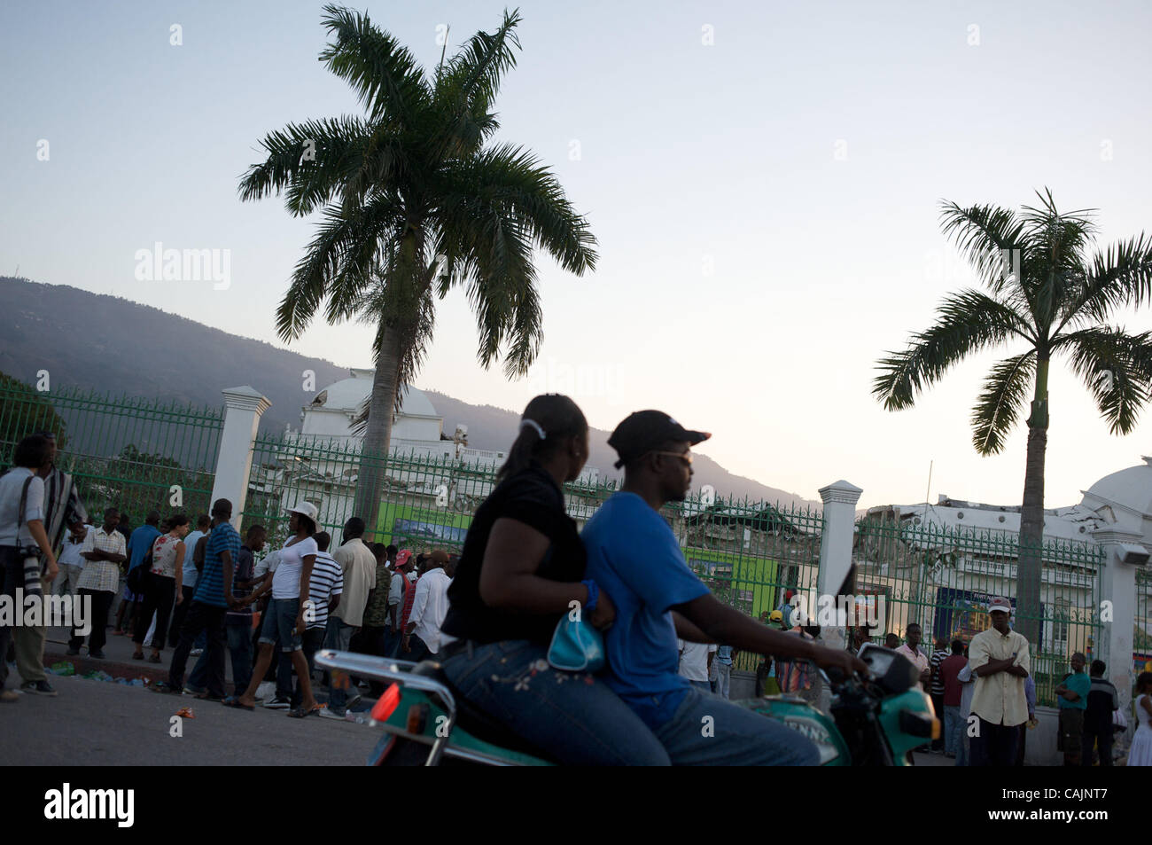 Jan 12, 2011 - Port Au Prince, Haiti - Mourners gather at the collapsed ...