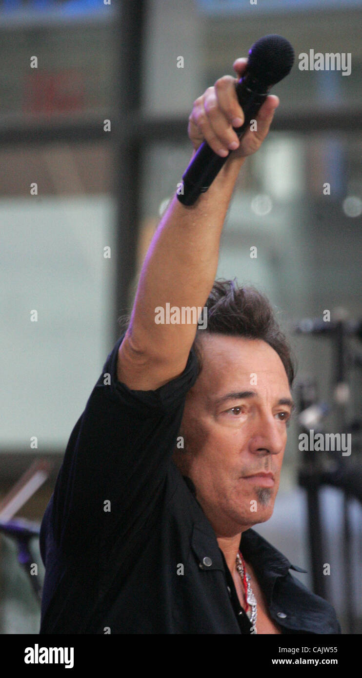 Sep 28, 2007 - New York, NY, USA - Musician BRUCE SPRINGSTEEN performs ...