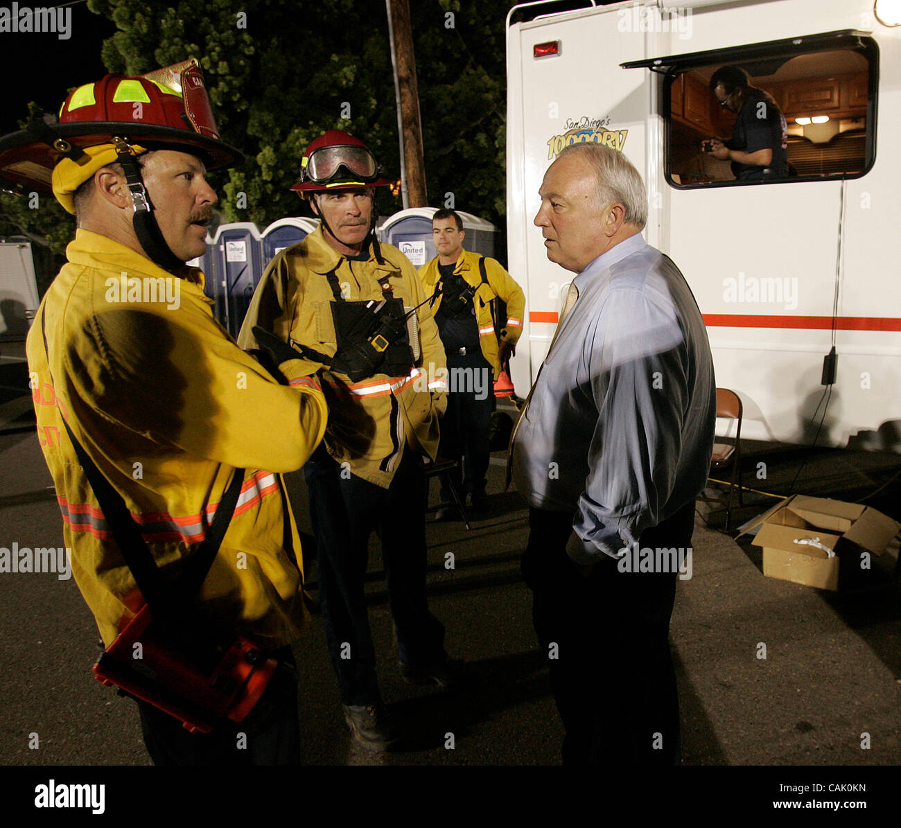 October 3, 2007, San Diego, California, USA Mayor Jerry Sanders (right ...