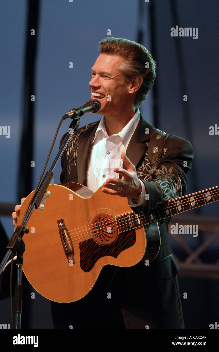 Country music star Randy Travis performs at Steve Wingfield crusade at ...
