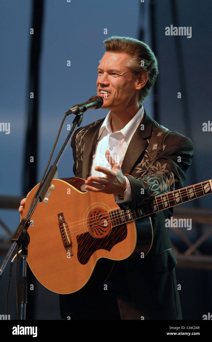 Country music star Randy Travis performs at Steve Wingfield crusade at ...