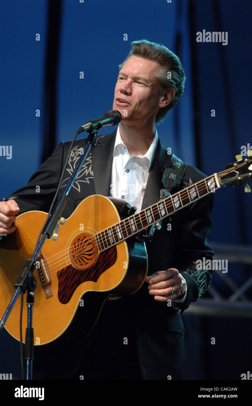 Country music star Randy Travis performs at Steve Wingfield crusade at ...