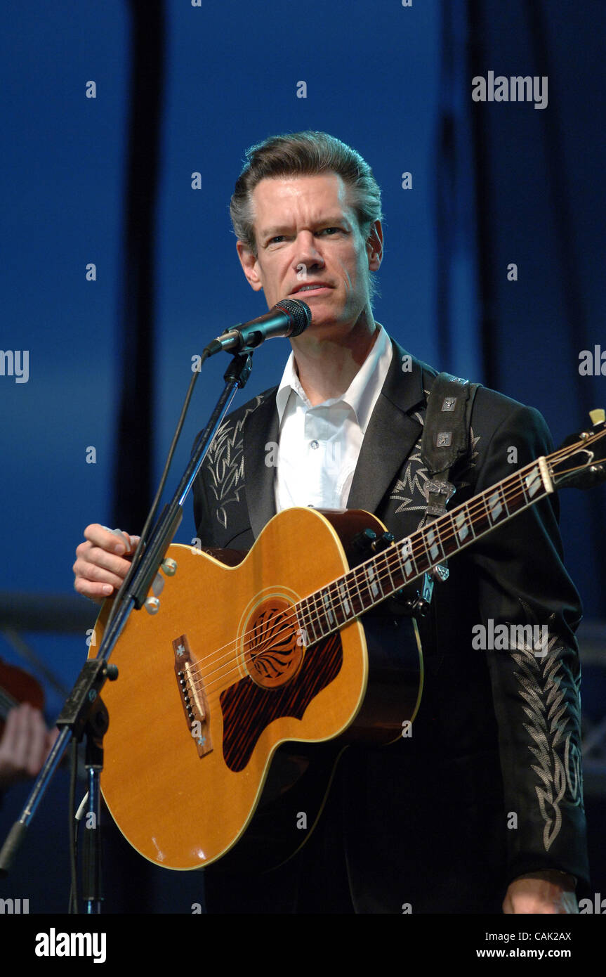 Country music star Randy Travis performs at Steve Wingfield crusade at ...