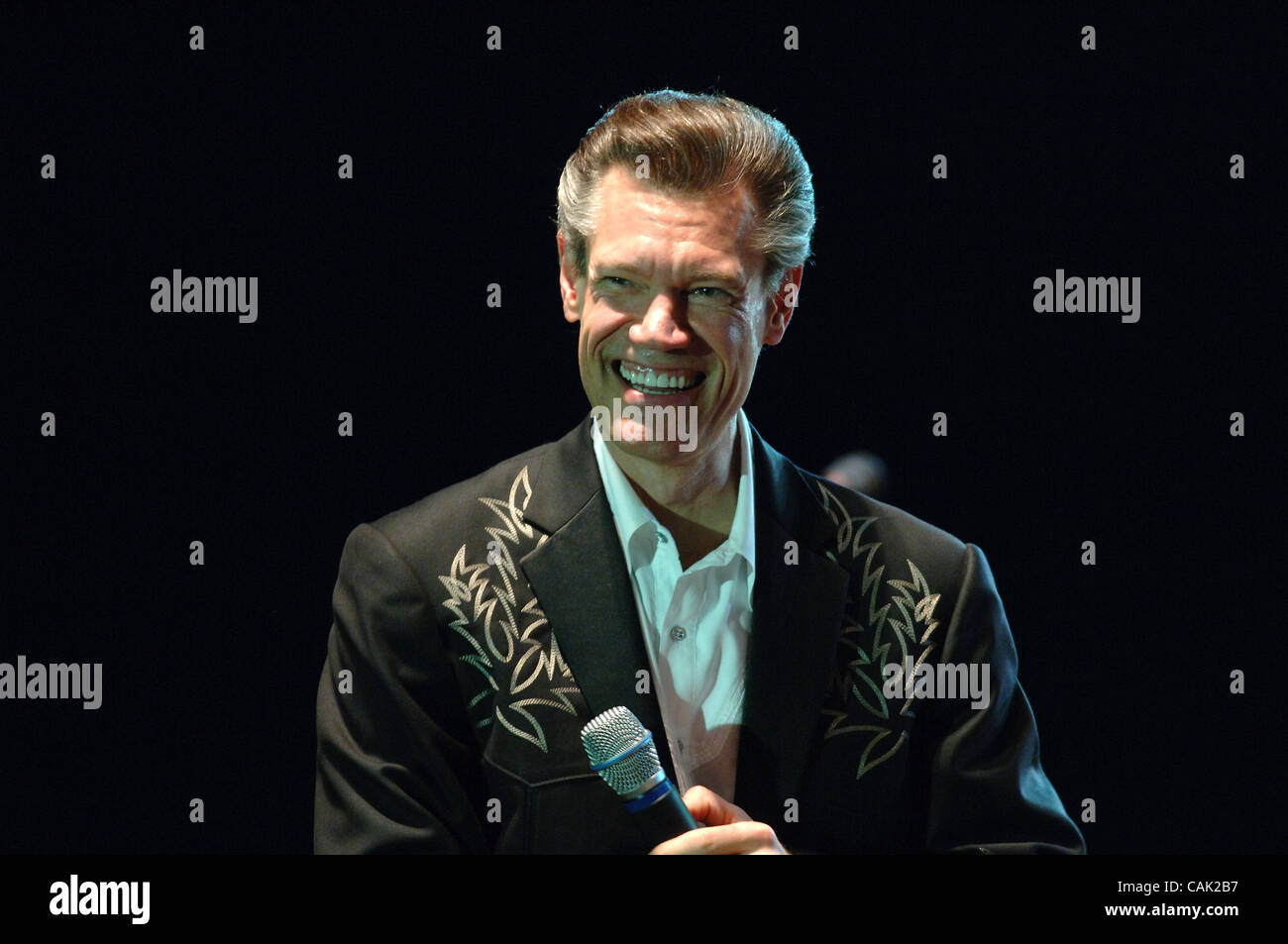 Country music star Randy Travis performs at Steve Wingfield crusade at ...