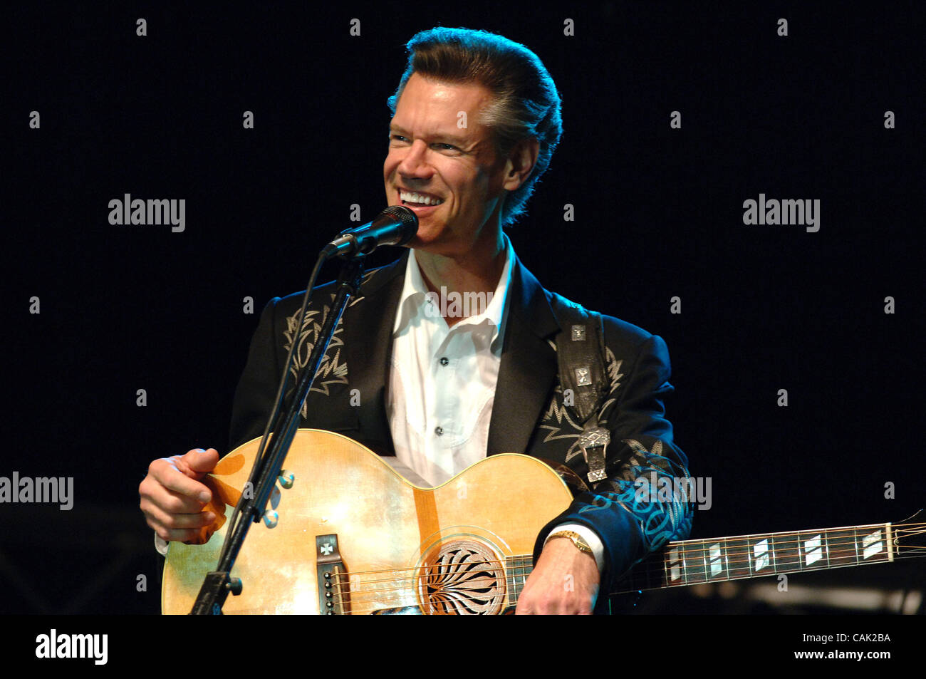 Country music star Randy Travis performs at Steve Wingfield crusade at ...