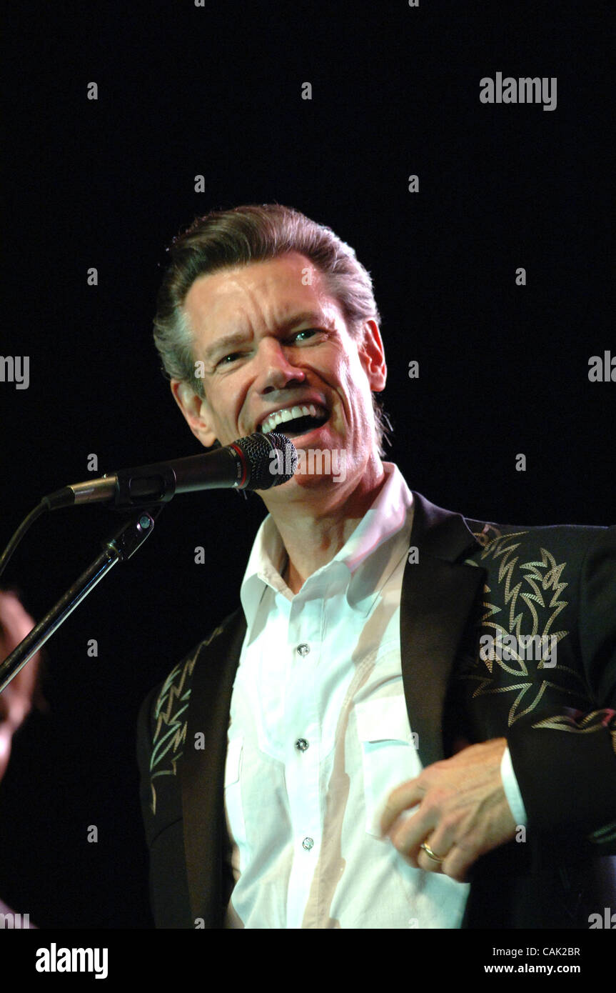 Country music star Randy Travis performs at Steve Wingfield crusade at ...