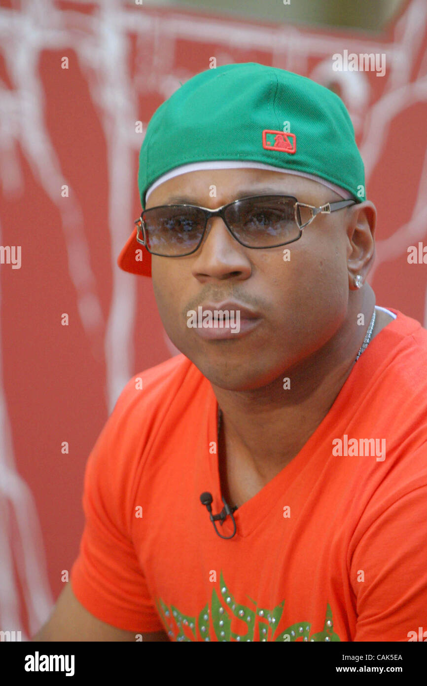 Sept. 20, 2007 - New York, New York, U.S. - K54738BCO.CELEBS READ ''THE ...