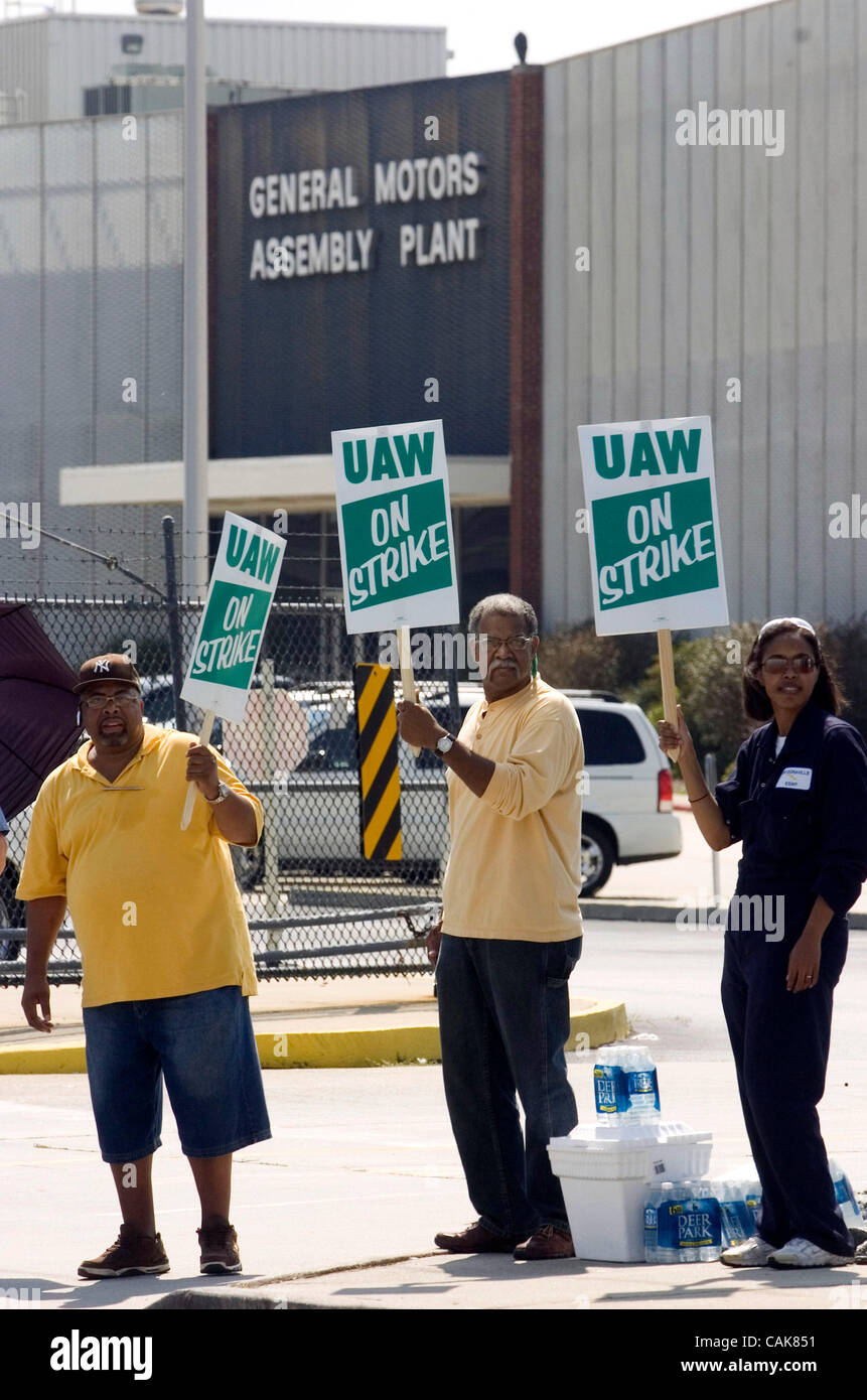 UAW workers picket outside the GM Doraville Assembly Plant in Doraville ...