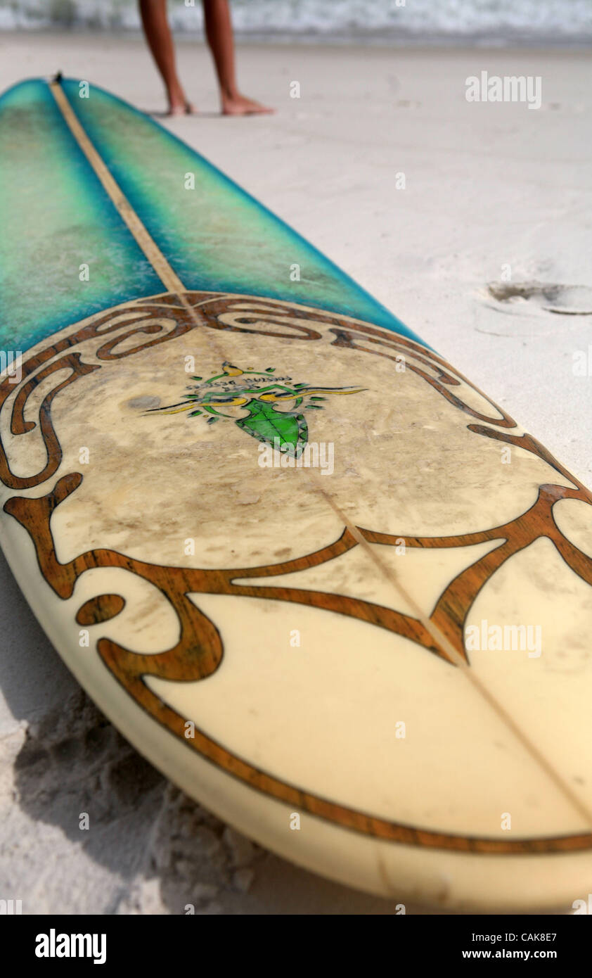Sep 24, 2007 - Perdido Key, Florida, USA - A young woman checking the ...