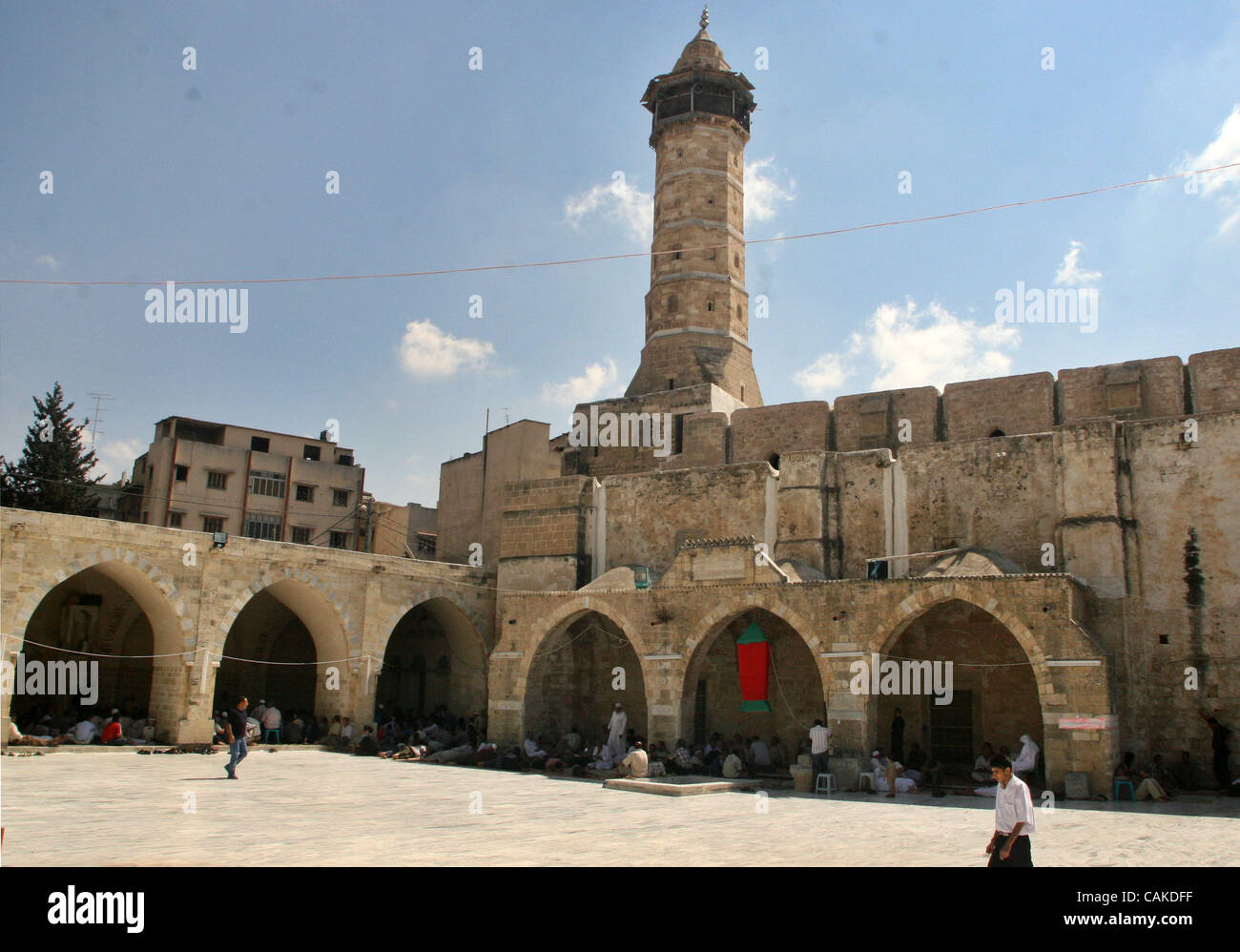 Sep 15, 2007 - Gaza City, Gaza - Palestinians walk into al-Omari mosque ...