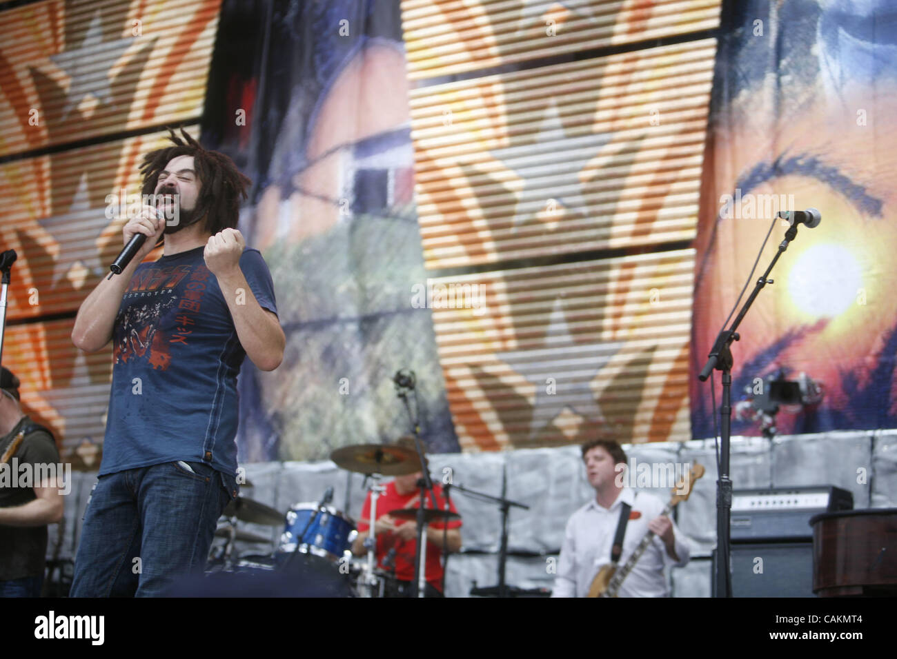Counting crows performance hi-res stock photography and images - Alamy