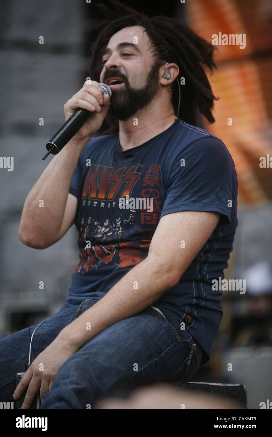 Counting crows performance hi-res stock photography and images - Alamy