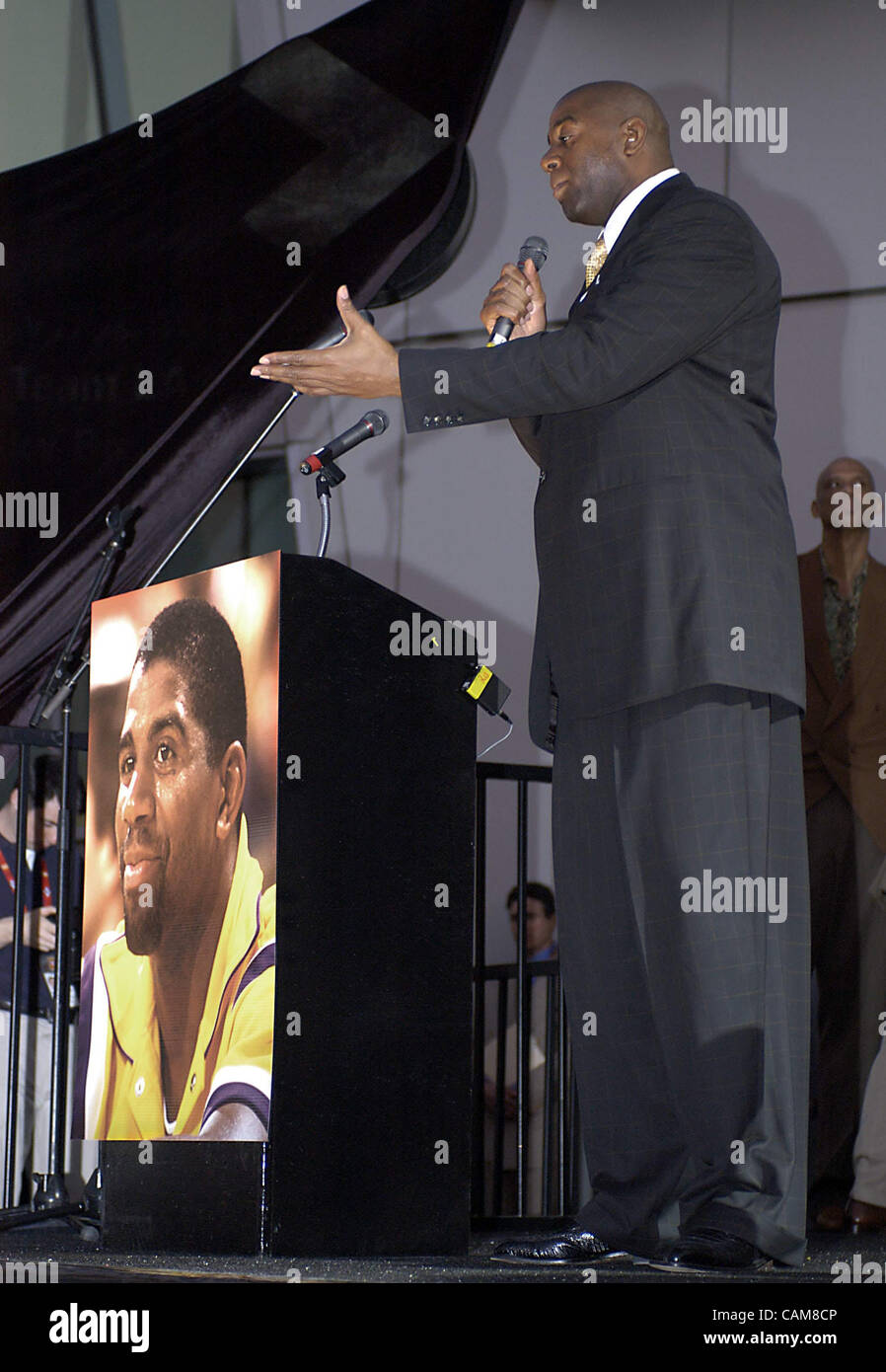 Feb. 11, 2004 - Los Angeles, USA - Earvin ''Magic'' Johnson praises ...