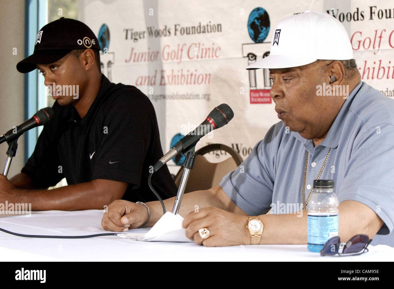 Aug. 30, 2004 - Anaheim, USA - Tiger Woods and his father field ...