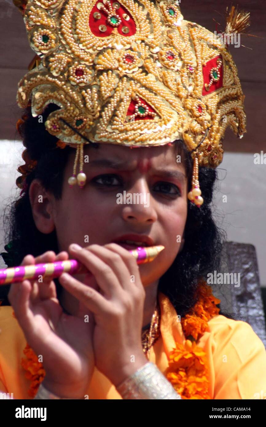 Kashmiri girls dressed in Srinagar, Kashmir, India, on the eve of ...