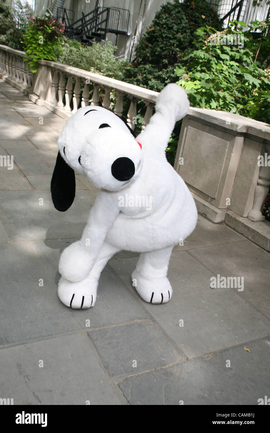 Sep 05, 2007 - New York, NY, USA - SNOOPY at the Bryant Park tents for ...