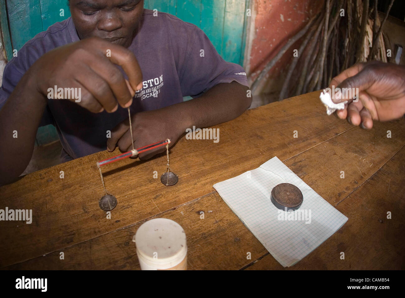 Sep 05, 2007 - Nairobi, Kenya - The weighing of the gold is very simple ...