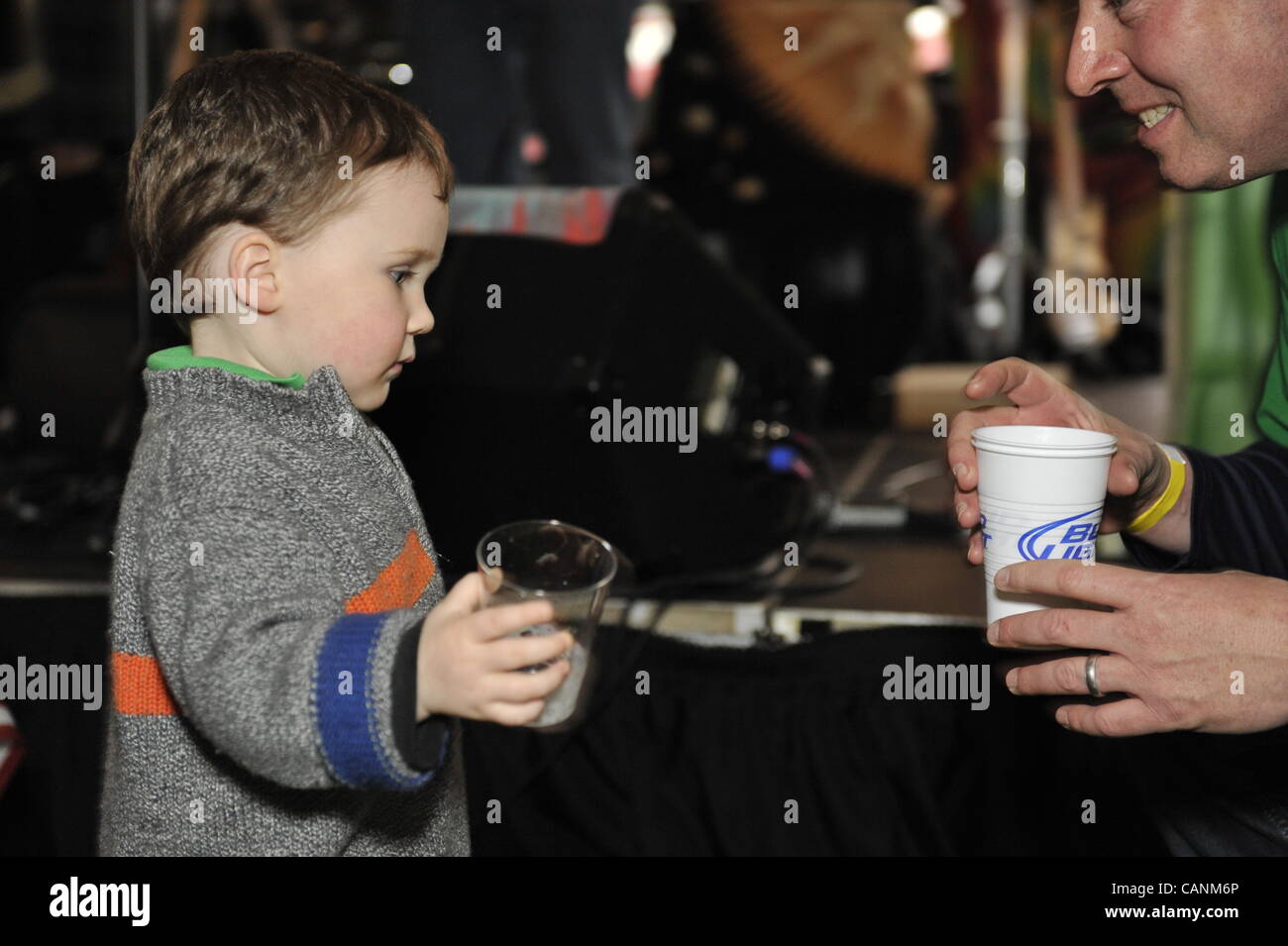 Toddler boy and his dad at Fundraiser for firefighter Ray Pfeifer on ...