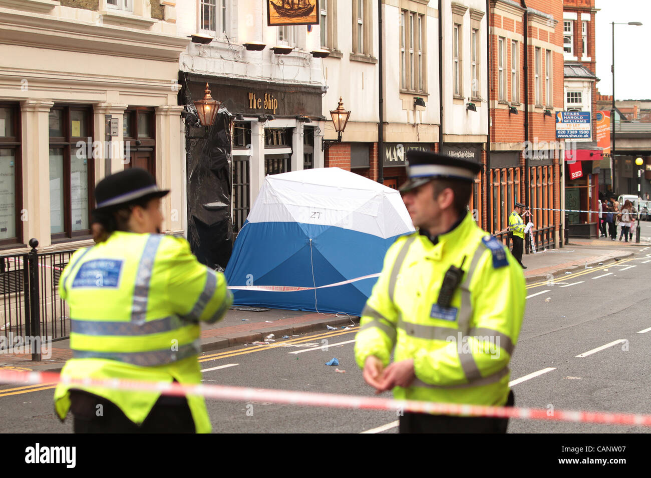 Crime scene murder police stabbing hi-res stock photography and images ...