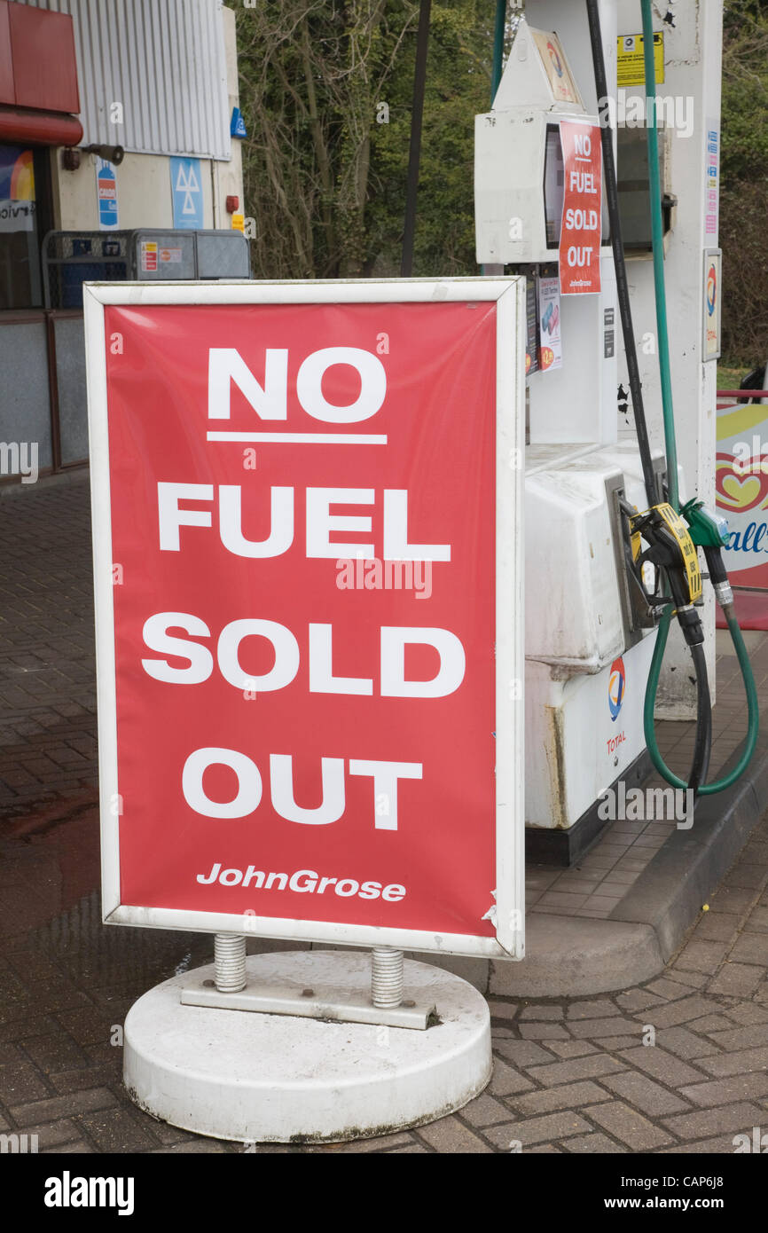 Petrol forecourt sign hi-res stock photography and images - Alamy