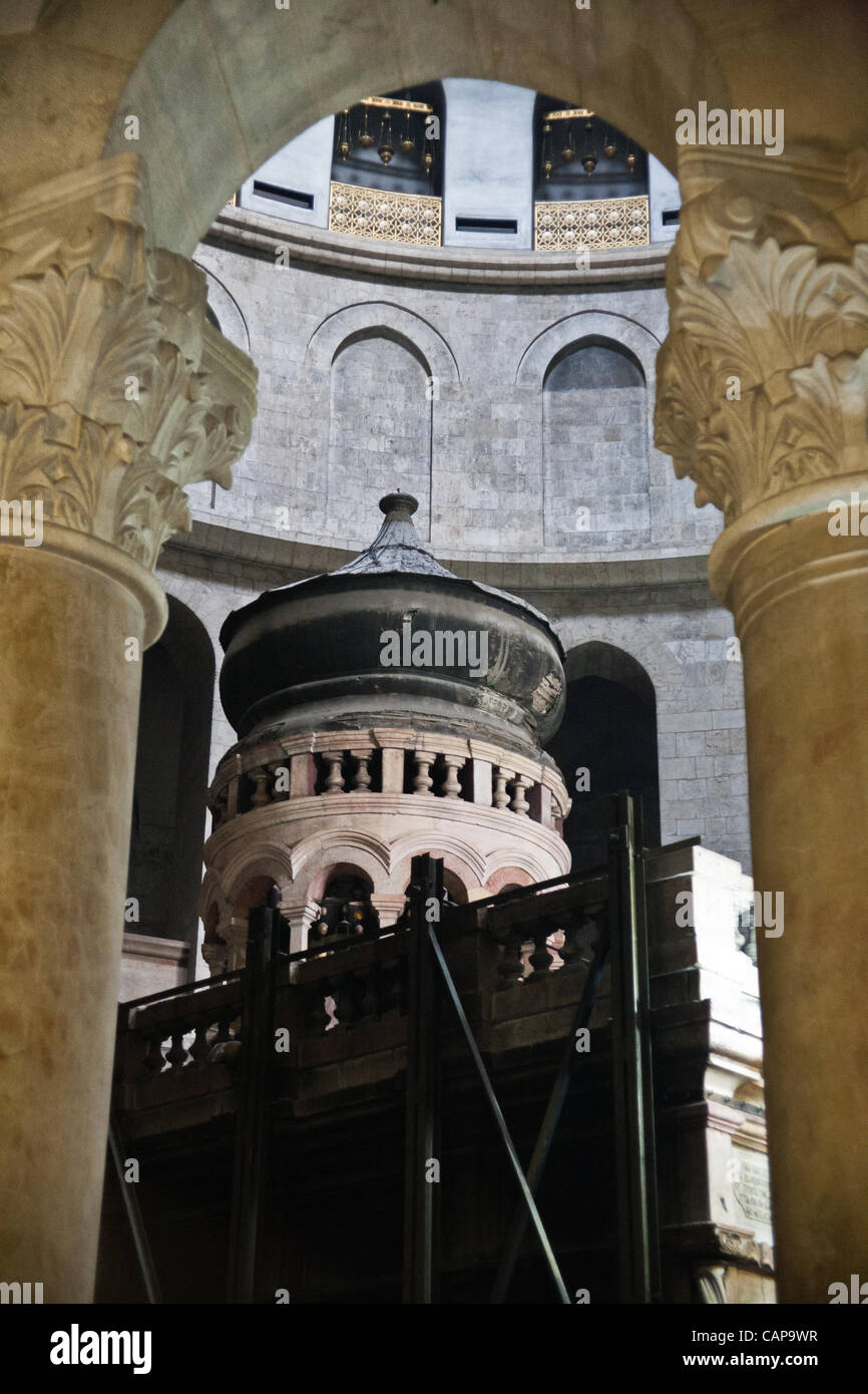 The tomb of Jesus in the Rotunda at the Church of the Holy Sepulchre ...