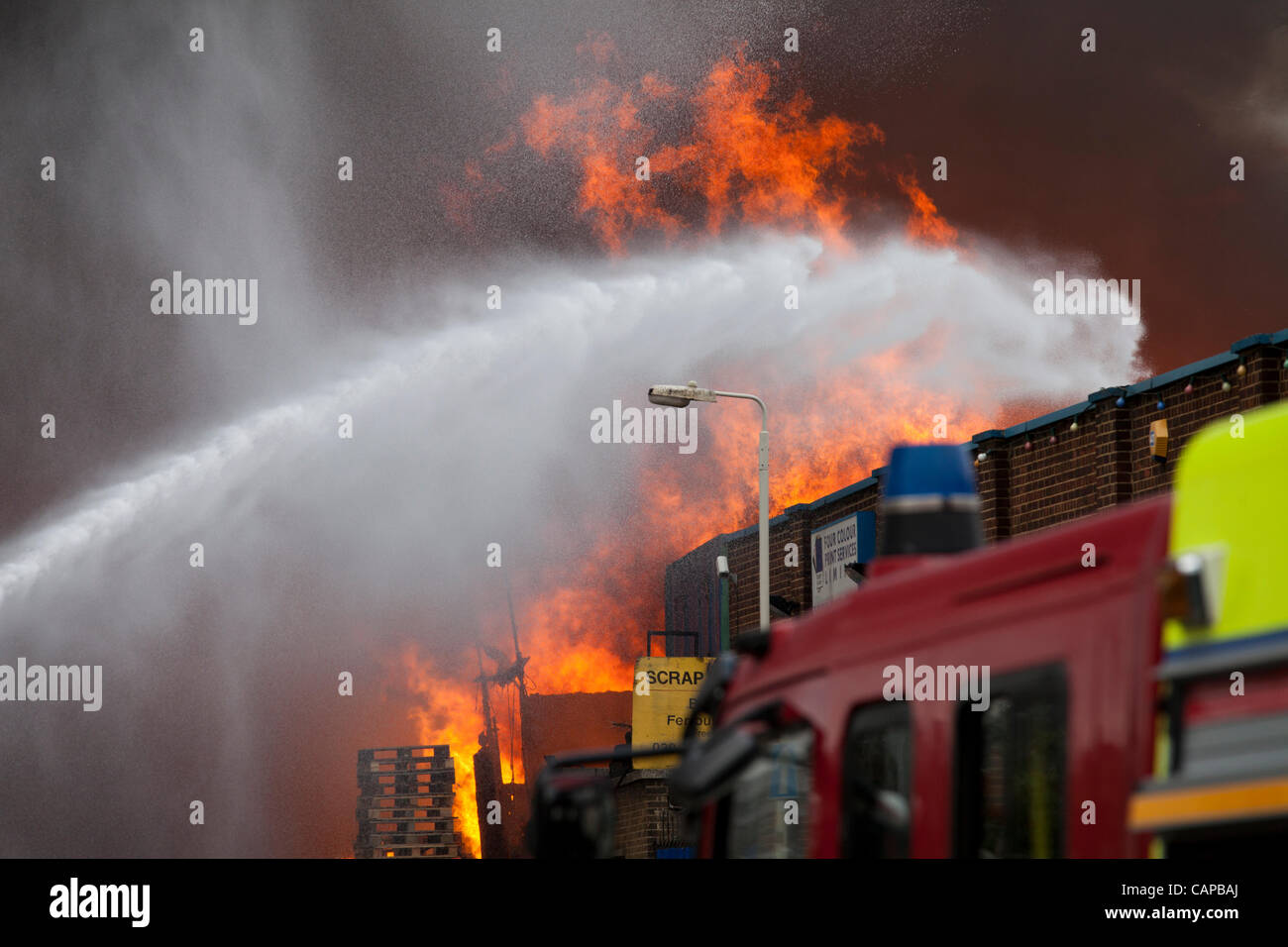 London warehouse fire hi-res stock photography and images - Alamy