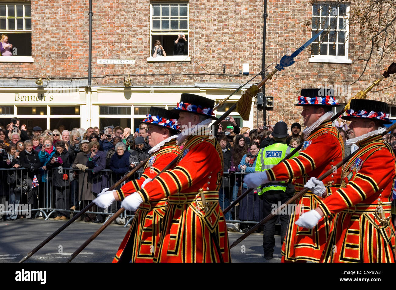Beefeater guard in ceremonial uniform hi-res stock photography and ...
